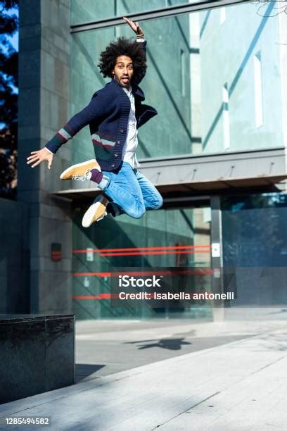 화창한 날에 야외에서 웃고있는 카메라를 보면서 점프하는 젊은 잘 생긴 아프로 흑인 남성의 초상화 검은색에 대한 스톡 사진 및 기타 이미지 Istock