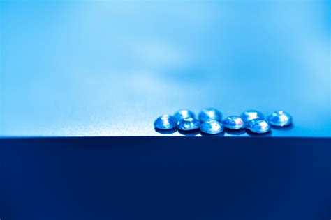 측면 라이트와 일반 배경에 아홉 고립 된 결정 클래식 블루 컬러의 패션 컨셉 0명에 대한 스톡 사진 및 기타 이미지 0명