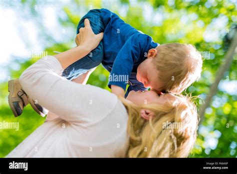 Schöne Junge Mutter Spielen Und Lächelnd Mit Ihrem Hübschen Kleinen