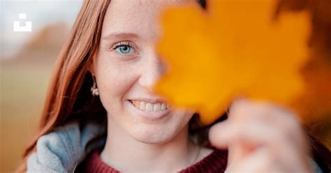 빨간 터틀넥 스웨터를 입은 여자 노란 단풍잎을 들고 사진 Unsplash의 무료 소녀 이미지