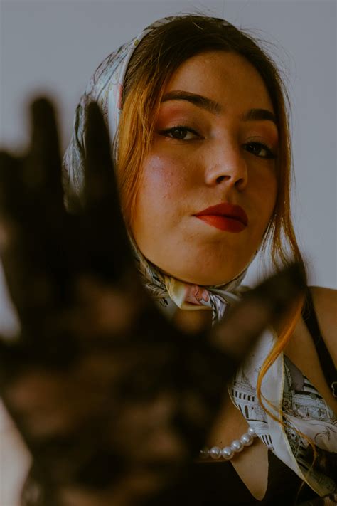 검은 레이스 고상한 꾸뛰르 눈 화장 럭셔리 레이스 장갑 립스틱 매우 복잡한 메이크업 목걸이 보그 보석 뷰티 샷 빨간 립스틱 스타일 스타일리시한