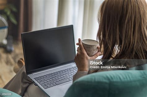 직장에서의 감정 아름다운 젊은 여성이 주말 근무 시간 외에 집에서 노트북으로 업무 문제를 해결하기 때문에 피로 스트레스 또는 번아웃의 징후를 보입니다 계획에 대한 스톡 사진