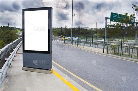 城市街道上的户外广告空白广告牌