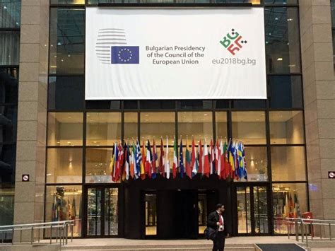 Сградата на Съвета на ЕС в Брюксел от днес вече е с цветовете на Българското председателство