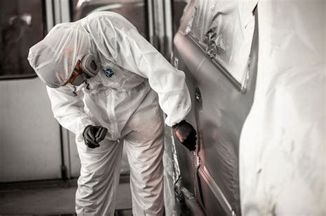 수리 부스에서 페인트 자동차 부품의 페인트 일관성을 확인하는 흰색 바지의 수리 기술자 검사 보기에 대한 스톡 사진 및 기타