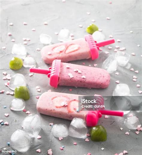 여름 열 핑크 과일 아이스크림 딸기 조각 회색 테이블에 투명 하 고 녹색 얼음 조각으로 둘러싸인 상쾌한 0명에 대한 스톡 사진