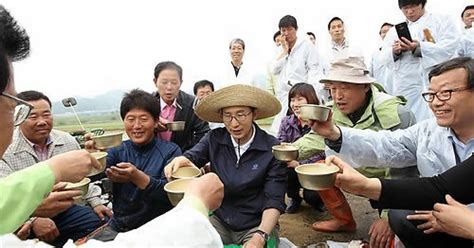 모내기 마치고 먹는 막걸리 새참