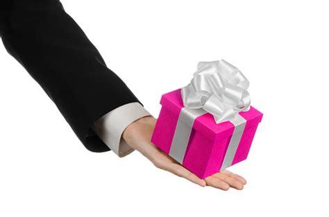 축 하와 선물의 테마 흰색 리본 및 활 스튜디오에서 흰색 배경에 고립 된 가장 아름 다운 선물 핑크 상자에 포장 하는 선물을 들고 손 기념일에 대한 스톡 사진 및 기타