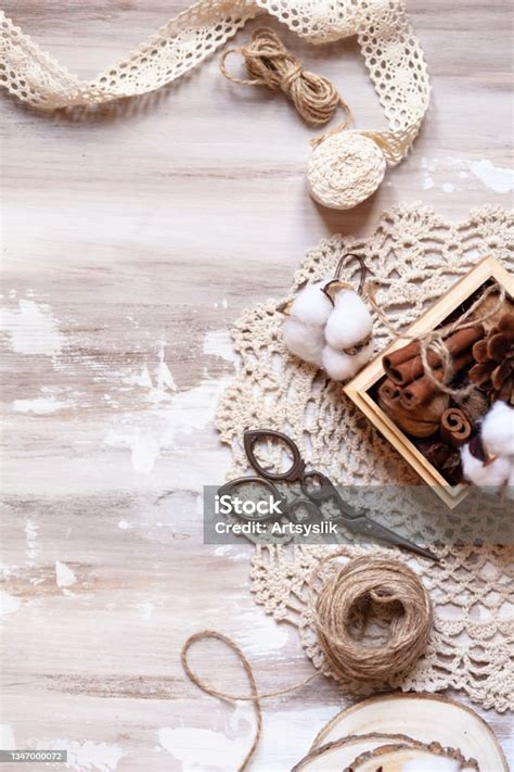 수제 크리스마스 장식을위한 도구 선물 포장을위한 나무 상자 가위 리본 콘 및 기타 천연 재료 0명에 대한 스톡 사진 및 기타 이미지 Istock