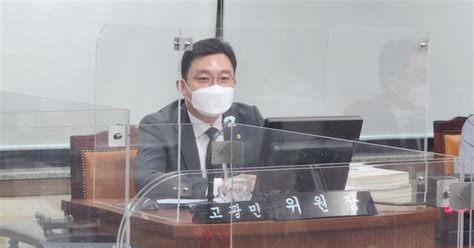 모든 중고생에 스마트기기 지급 디벗 사업 득보다 부작용