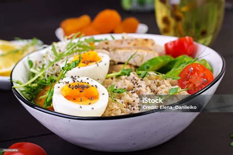 신선한 샐러드 오트밀 치킨 필 레 토마토 양상추 마이크로 그린 및 삶은 달걀을 곁들인 조식 그릇 건강 한 음식 채식 부처 그릇 개념에 대한 스톡 사진 및 기타 이미지