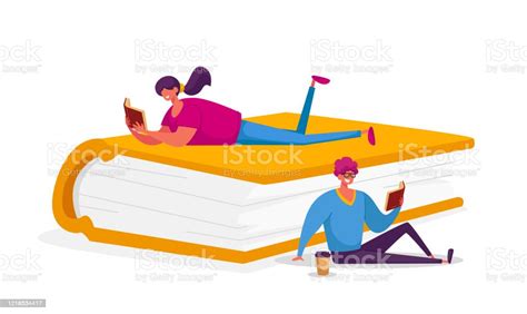 사람들은 열정적으로 앉아서 거대한 책에 누워 독서 청녀와 남성 학생들은 도서관에서 시간을 보내거나 지식을 얻는 시험 캐릭터를 준비한다 만화 벡터 일러스트레이션 책에 대한