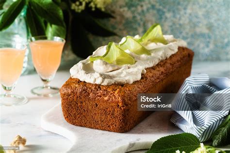 여름에는 달콤한 덩어리 케이크와 꽃과 안경에 음료와 함께 테이블에 코코넛 크림과 라임 브런치 또는 아침 식사 디저트 0명에 대한 스톡 사진 및 기타 이미지 Istock