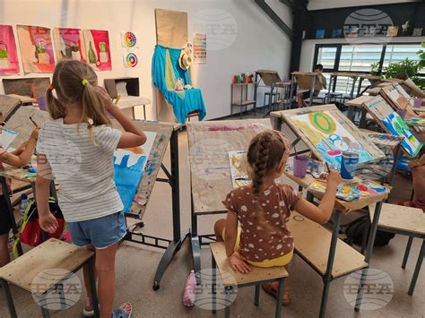 Социалното министерство предлага да отпадне изискването на удостоверения от училищата при