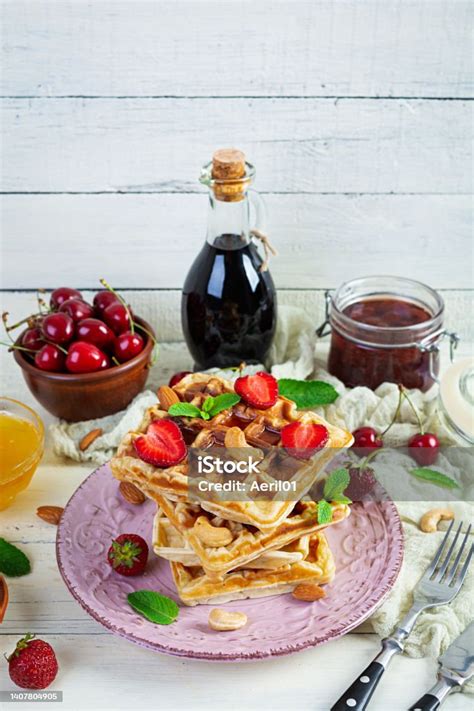 벨기에 와플과 함께 맛있는 아침 식사 딸기와 베리 잼을 곁들인 와펠 0명에 대한 스톡 사진 및 기타 이미지 0명 갈색 건강한 식생활 Istock