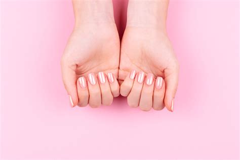 아름다운 여자 손입니다 스파와 매니큐어 개념 분홍색 매니큐어와 여성의 손 부드러운 스킨 케어 컨셉 아름다움 손톱입니다 베이지 색 배경 위에 감정에 대한 스톡 사진 및 기타