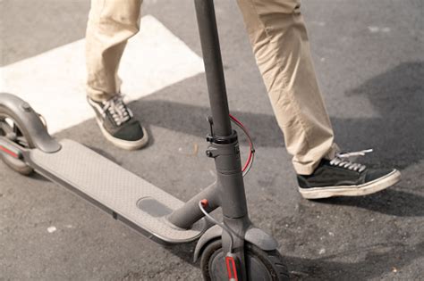 도시에서 전기 스쿠터를 타고 젊은 남자 그린 에코 에너지 컨셉 전기 스쿠터에 대한 스톡 사진 및 기타 이미지 전기 스쿠터 보호 모터 스쿠터 Istock