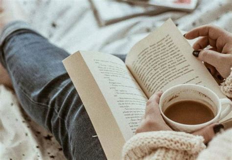 عکس دختر با کتاب برای پروفایل؛ عکس های جدید، فانتزی و کارتونی ستاره