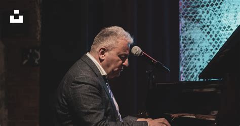 검은 양복 재킷을 입은 남자 피아노 연주 사진 Unsplash의 무료 예레반 이미지