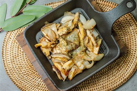 Premium Photo 검은색 그릇에 담긴 한국 음식 전복 버터 구이 요리