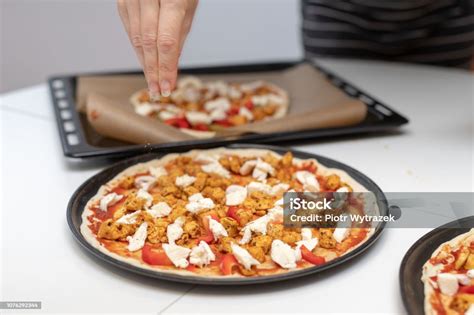 가정 부엌에서 맛 있는 피자를 준비 합니다 레이아웃 하 고 식탁에 피자 반죽을 장식 밝은 배경 개념에 대한 스톡 사진 및 기타