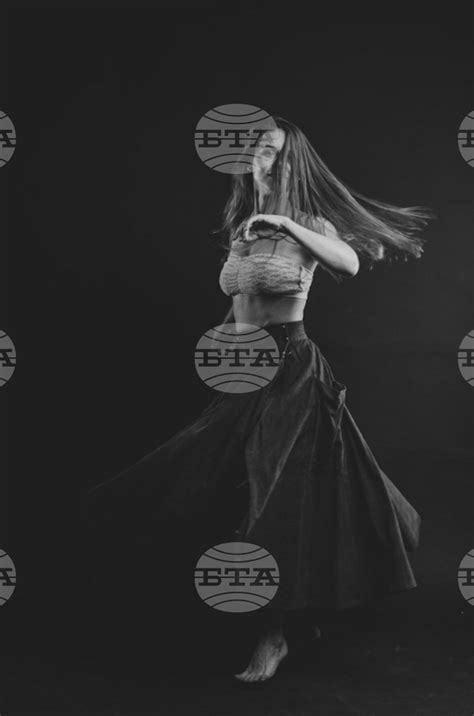 Драматичният театър в Търговище представя премиерно танцовото представление „Връзки“ Утро