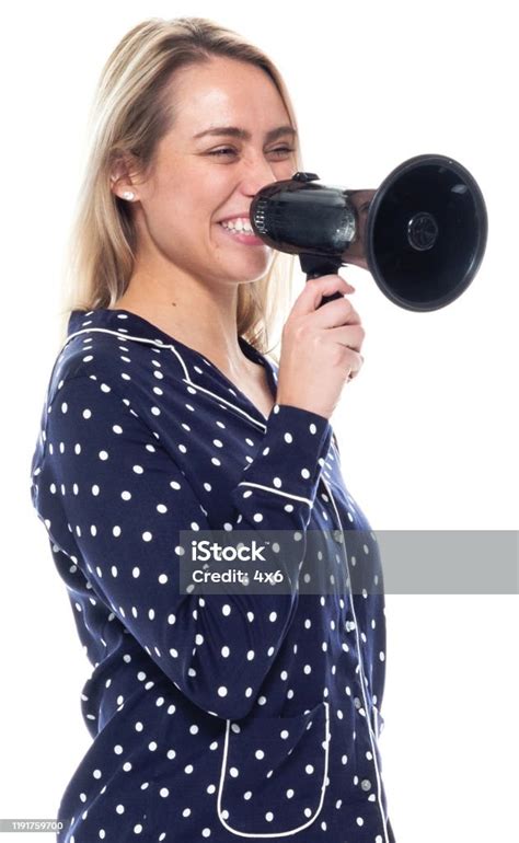 사이드 뷰 프로필 보기 1 인 허리 초상화 2029 세 성인 아름 다운 금발 머리 긴 머리 백인 여성 젊은 여성 서 잠 옷 잠 옷 시원한 태도 들고 메가폰 20 29세에