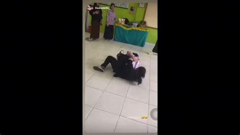 Viral! Dua Siswi SMP Baku Pukul di Kelas, Teman-temannya Asyik Nonton : Okezone News