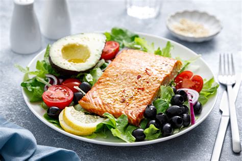 구운 연어 생선 필레와 토마토 붉은 양파 검은 올리브 및 아보카도를 곁들인 신선한 야채 샐러드 0명에 대한 스톡 사진 및 기타 이미지 Istock