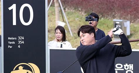 천하의 괴물도 떨리는 순간이자선골프대회 개최 류현진 티샷 할 때 가장 긴장 돼