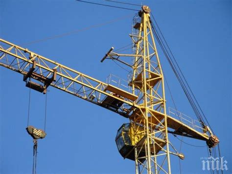 Пожарни екипи в Берлин спасиха 150 килограмова жена с кран Информационна агенция ПИК