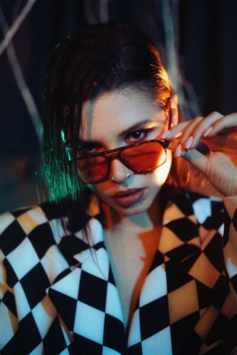 극적인 조명 꾸뛰르 눈에 띄는 모습 대담한 디자인 도시 스타일 디자이너 복장 선글라스 세련된 의류 스타일 스타일리시한 스튜디오 시원한 시크한 아이