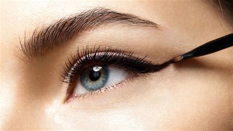 Kitten Eyeliner Cómo Hacer El Delineado De Ojos De Moda Para Otoño