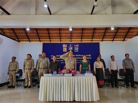 លោក ពេជ្រ ឆលួយ ប្រធានក្រុមប្រឹក្សាស្រុក លោកស្រី ទួត ហាទីម៉ា