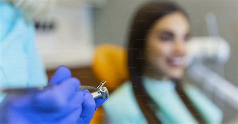 치과 시술 중 치과 의사의 의자에 있는 여자 치아 우식증 예방 개요 건강한 치아 개념입니다 사진 Unsplash의 세르비아 이미지