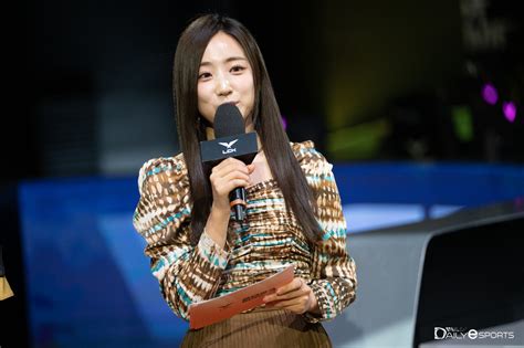 [포토] 인터뷰 중인 배혜지 아나운서