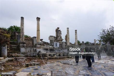 에 베 소의 고 대 그리스와 로마 유적을 산책 하는 관광 터키의 유명한 랜드 마크 건물 외관에 대한 스톡 사진 및 기타 이미지 건물 외관 건축 건축물 Istock