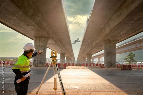 Foto De Male Survey Engineer Using A Theodolite In The Construction Of A Motorway Bridge Foto De Male Survey Engineer Using A Theodolite In The Construction Of A Motorway Bridge