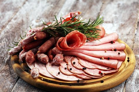 맛 있는 살라미 얇게 썬 햄 소시지와 샐러드를 곁들인 음식 트레이 고기 플래터 선택 고기에 대한 스톡 사진 및 기타 이미지 고기 독일 돼지고기 Istock