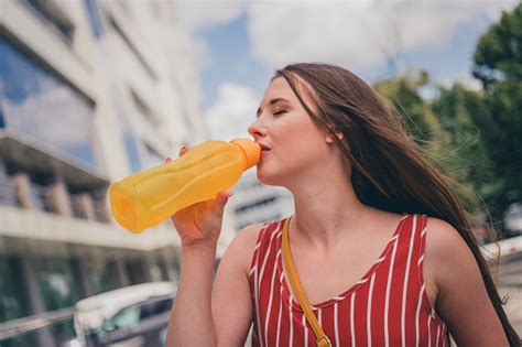 귀여운 예쁜 사랑스러운 소녀 멋쟁이 옷을 입고 산책 시내 음료 상쾌한 얼음 음료 여름 외부의 사진 25 29세에 대한 스톡 사진 및 기타 이미지 Istock