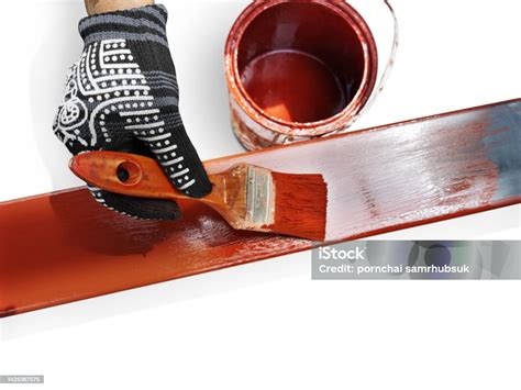 페인트 양동이 위에 페인트 브러시를 들고 Diy 작업을위한 페인트 금속을 칠하십시오 빨강에 대한 스톡 사진 및 기타 이미지 빨강 수평면 각도 갈색 Istock