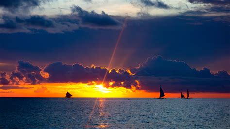 해질녘 바다를 항해하는 범선 무리 사진 Unsplash의 무료 보라카이 이미지