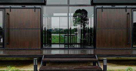 รวมรูปภาพของ บ้านน็อคดาวน์โมเดิร์นลอฟท์ ดีไซน์หน้ากว้างพร้อมกับดาดฟ้าเปิดโล่งเพื่อการพักผ่อน รูป