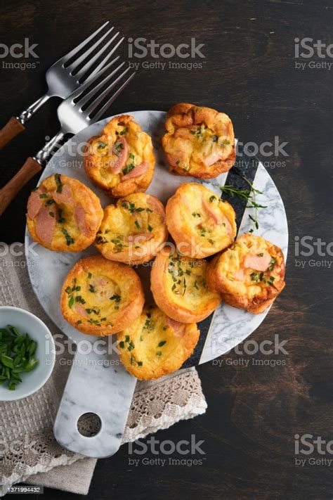 오래된 나무 소박한 배경에 나무 보드에 파 베이컨 치즈와 토마토와 맛있는 계란 머핀 건강한 고단백과 저탄수화물 조식 수제 음식 감자 요리에 대한 스톡 사진 및 기타 이미지