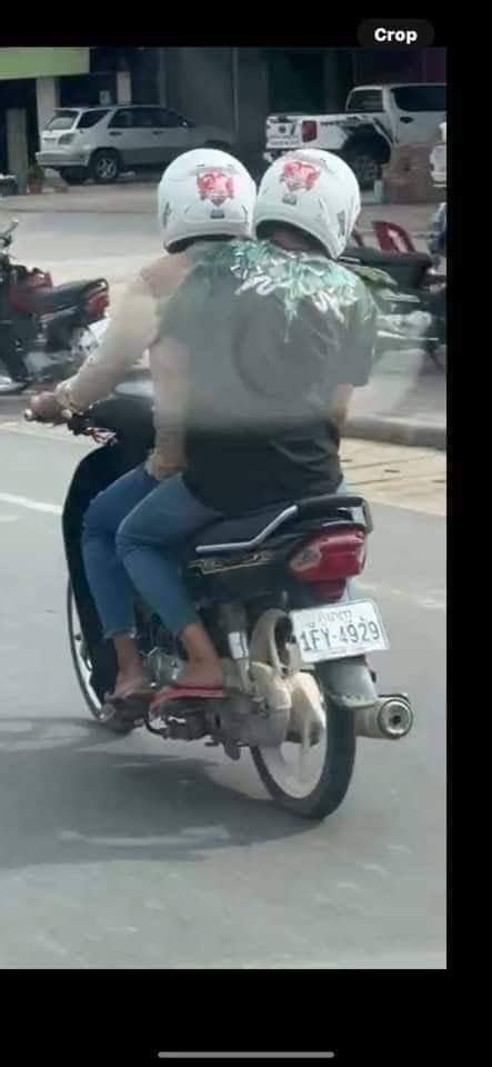 សិស្សវិទ្យាល័យ ម្នាក់ ទំនេអត់ការធ្វេីជិះម៉ូតូដេញវាយគ្នាបង្កភាពអសន្តិសុខ