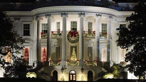 Стотици доброволци украсиха Белия дом за Коледа ВИДЕО Отвъд Океана