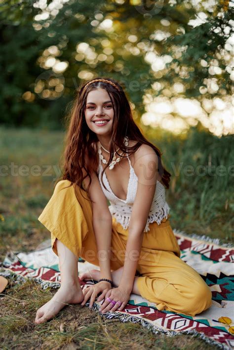 Une Jeune Magnifique Hippie Femme Est Assis Sur Le Sol Dans Le Tomber