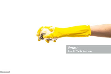 흰색 배경에 분리된 스폰지를 들고 있는 노란색 고무 청소용 장갑을 들고 있다 텍스트를 위한 위치입니다 전문적인 청소 개념 가사 집안일에 대한 스톡 사진 및 기타 이미지