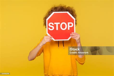 빨간 교통 표지판을 들고 정지 기호와 얼굴을 덮고 도시 스타일의 후드에서 익명의 사람의 초상화 가리기에 대한 스톡 사진 및 기타 이미지 Istock