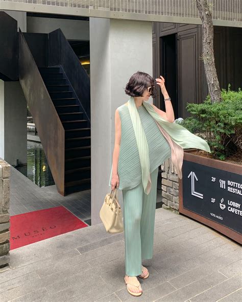 코코블랙 권영혜 그냥티셔츠에 스커트만 입었는데 넘 예쁘네~ 핏이예쁜티와 스커트에요 딱맞는 반팔티ㅡ25000 루미 캉캉 스커트ㅡ43000 코코블랙 Instagram